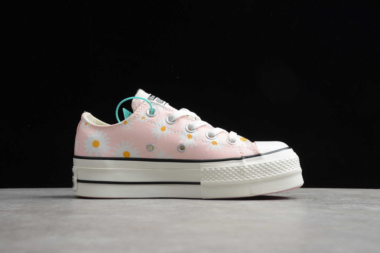 Converse Chuck Taylor All Star Lift Platform Low Camp Daisies Pink ...