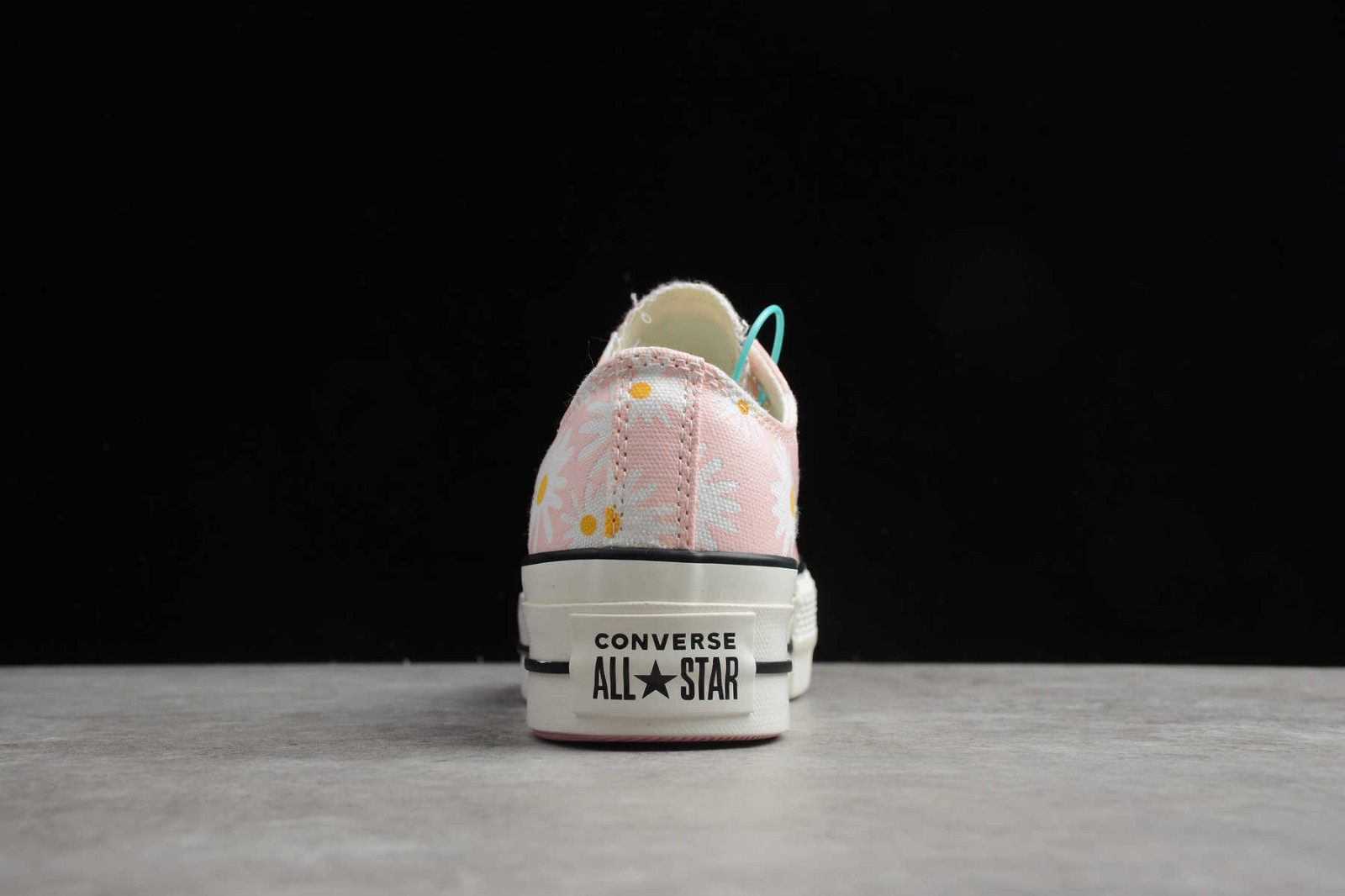 Converse Chuck Taylor All Star Lift Platform Low Camp Daisies Pink ...